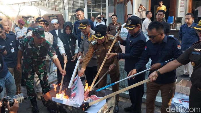 KIP Banda Aceh Musnahkan Ribuan Surat Suara Pemilu 2024